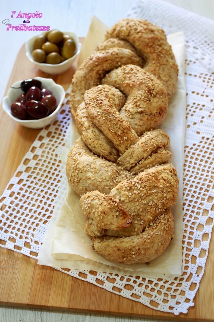 Treccia di pane al sesamo | l'Angolo delle Prelibatezze