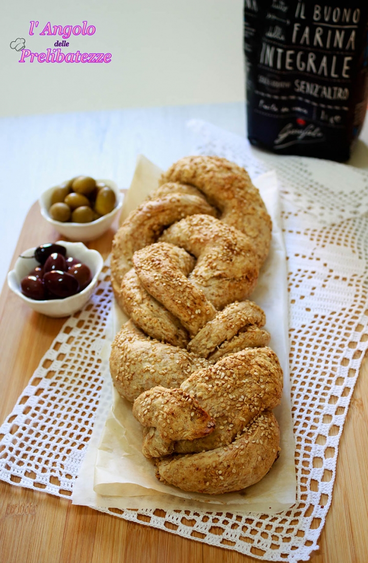 Treccia di pane al sesamo | l'Angolo delle Prelibatezze