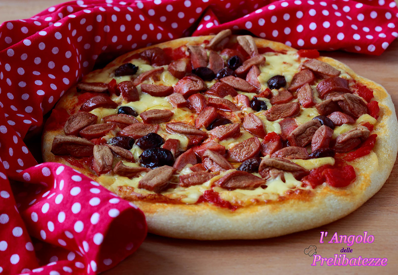 Pizza würstel, gouda ed olive taggiasche | l'Angolo delle Prelibatezze