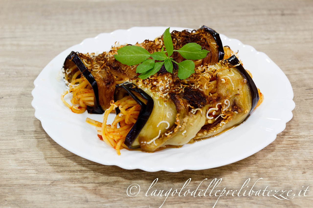 Spaghetti alla Norma, involtini al forno | l'Angolo delle Prelibatezze
