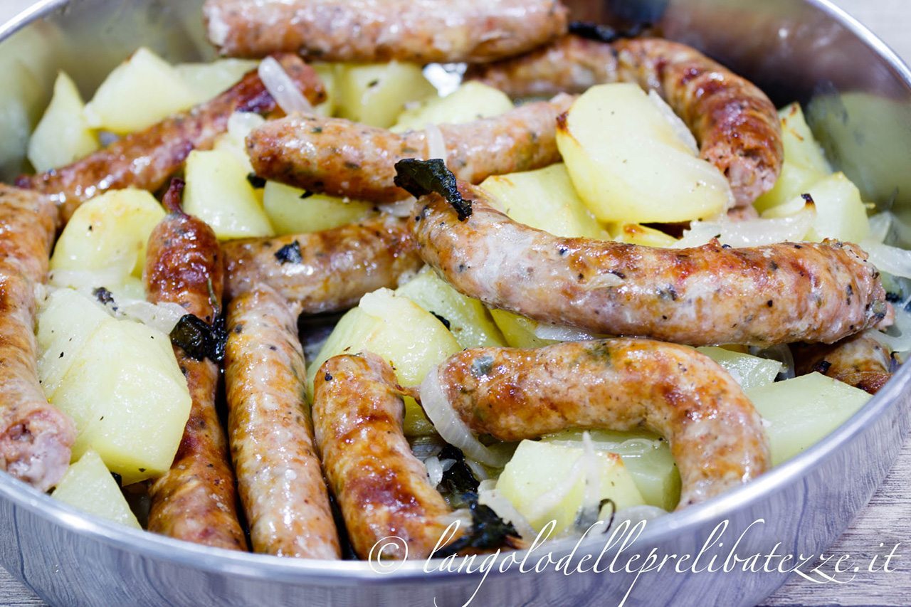 Salsiccia Siciliana al forno con patate | l'Angolo delle Prelibatezze